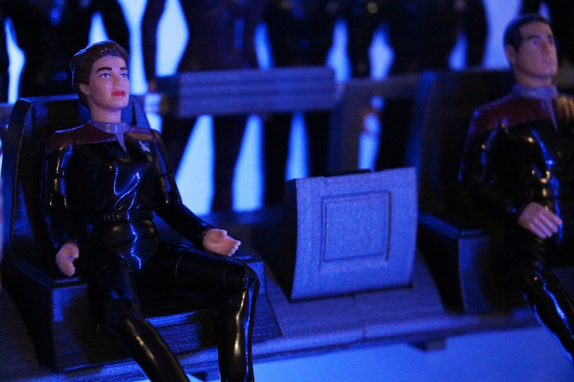 Star Trek: 3D-Printed USS Voyager Command Chairs, Helm Console, Sickbay ...