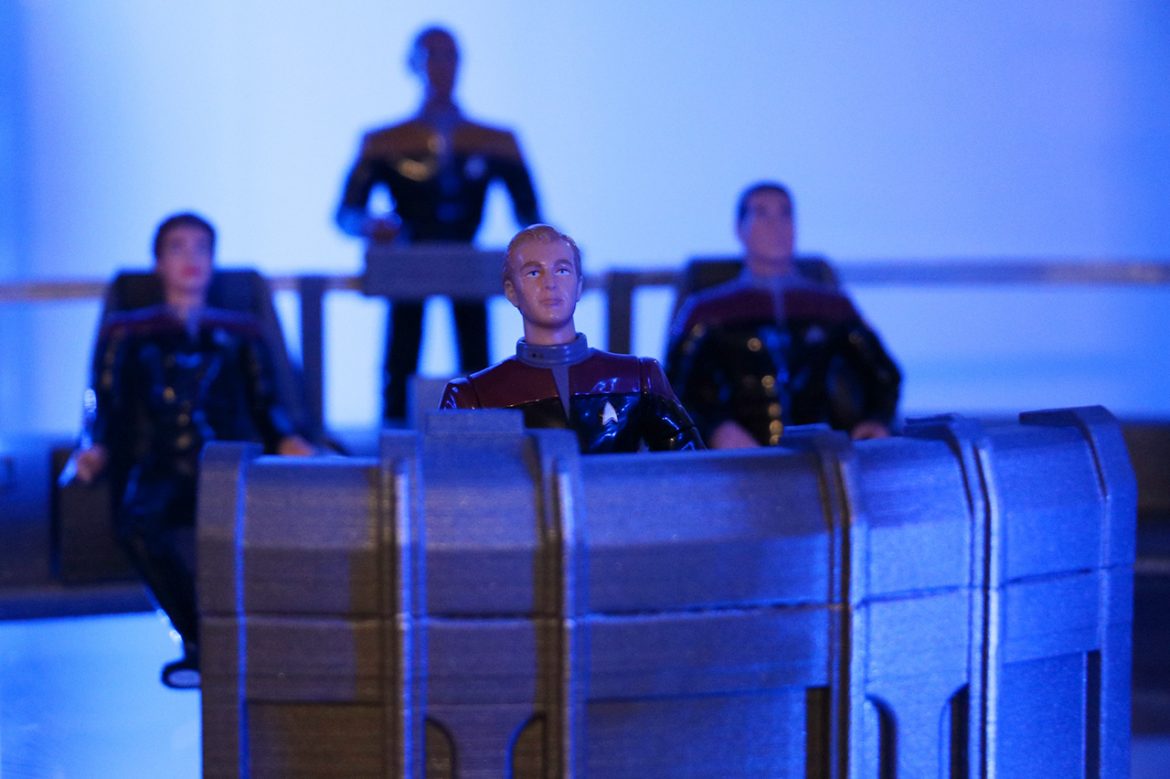 Star Trek: 3D-Printed USS Voyager Command Chairs, Helm Console, Sickbay ...