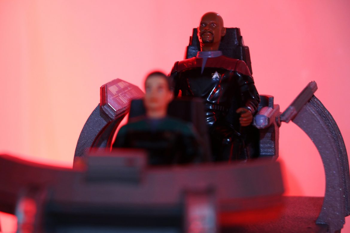 Star Trek: 3D-Printed USS Defiant Command Chair & Helm Console - Nerd ...